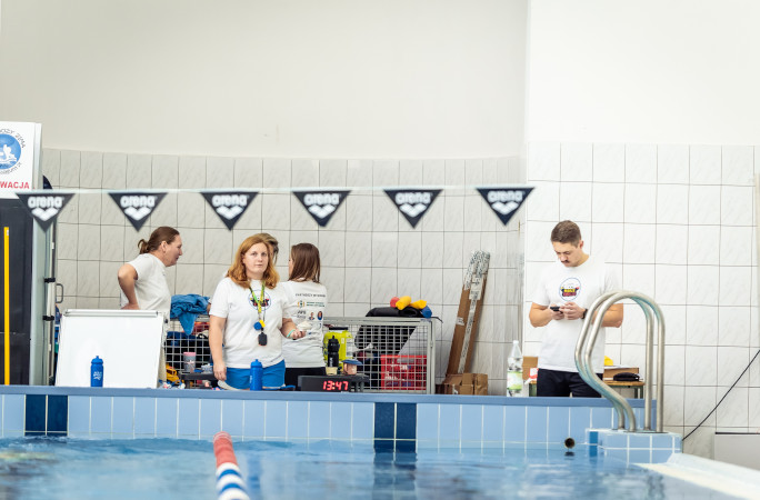 Woman swims over 90 miles back-and-forth in swimming pool for two days ...