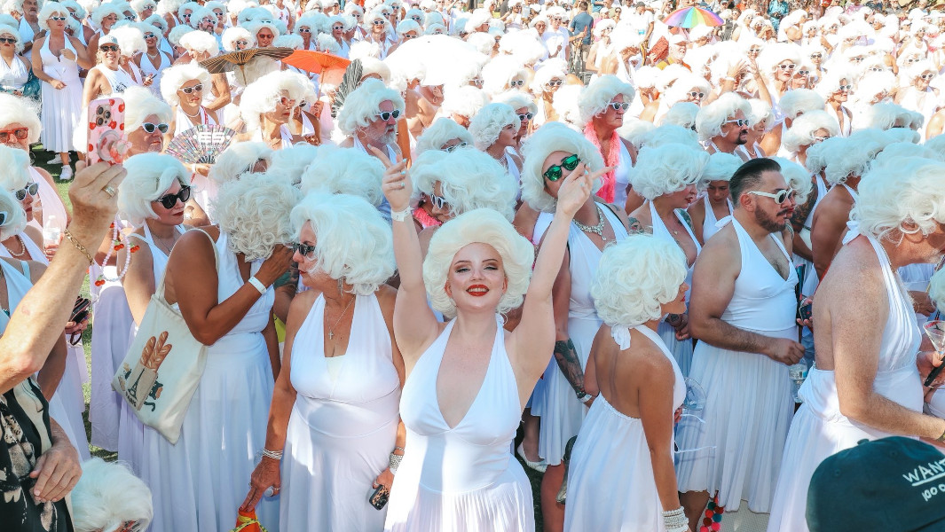 They like it hot: over 1,000 Marilyn Monroe impersonators gather for ...