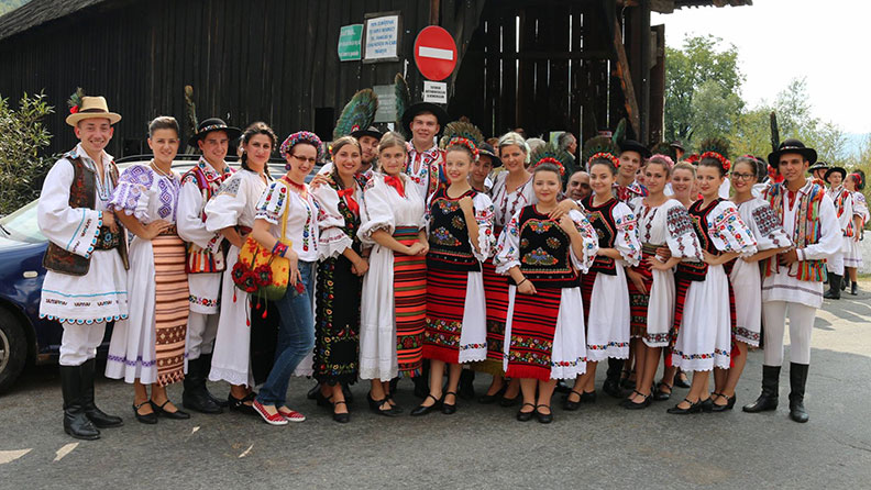 Thousands of Romanians perform record-breaking folk dance in costume ...