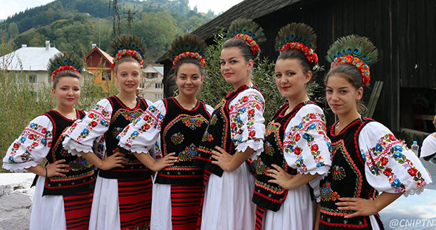 Thousands of Romanians perform record-breaking folk dance in costume ...