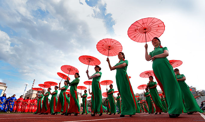 In pictures: 5,599 ladies wear cheongsam for stunning record attempt in ...