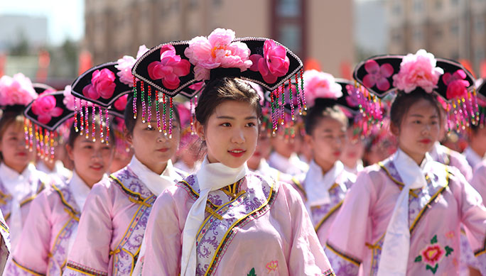 In pictures: 5,599 ladies wear cheongsam for stunning record attempt in ...
