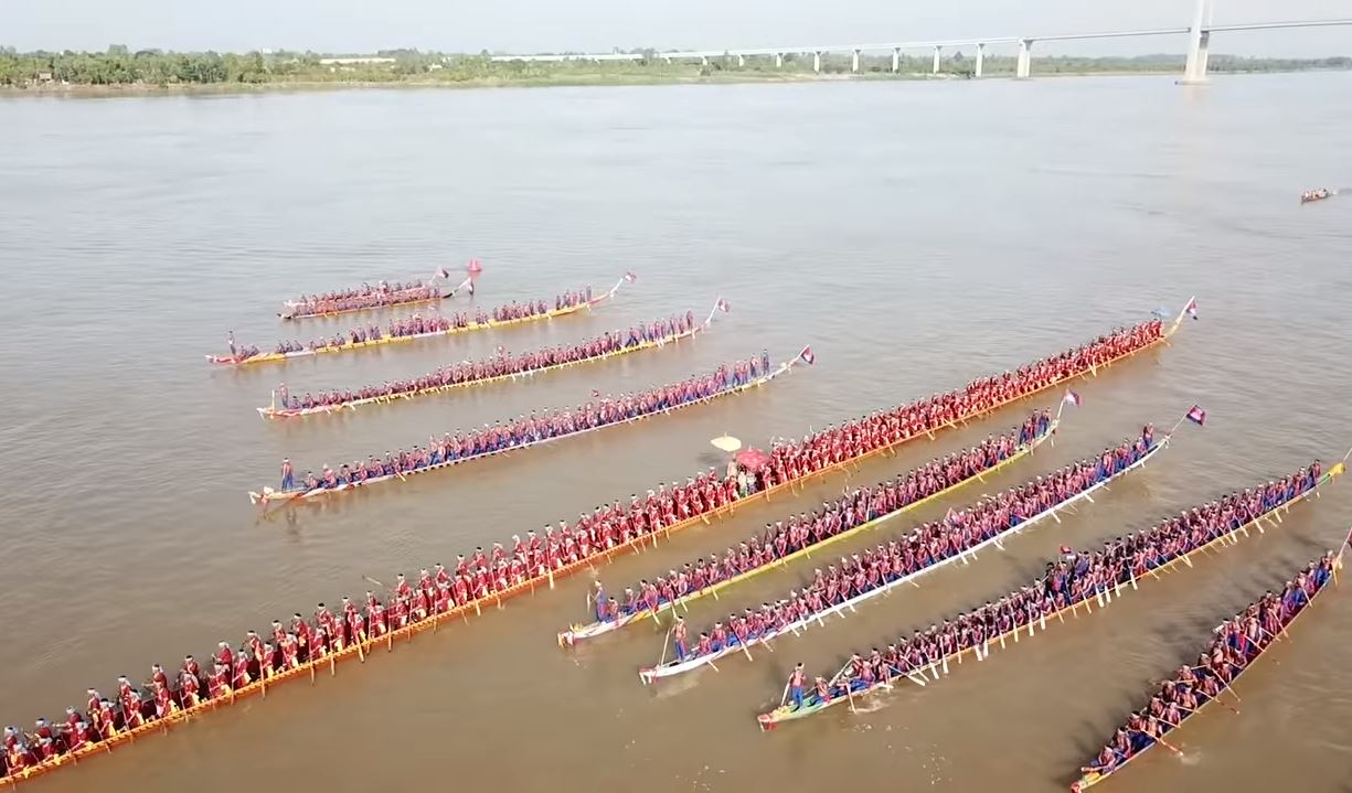 Record-breaking dragon boat is almost the same length as the Statue of ...