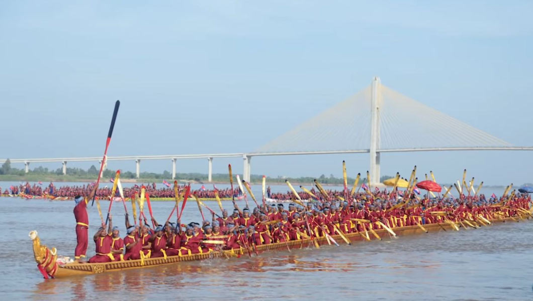 Record-breaking dragon boat is almost the same length as the Statue of ...