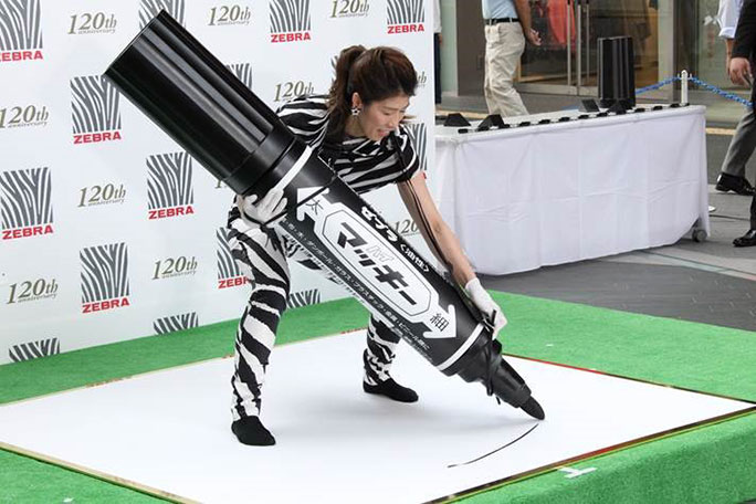 World’s largest marker pen is unveiled by Japanese stationary brand ...