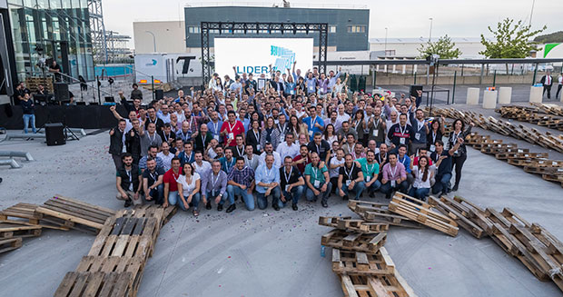 Lidl employees topple domino record in Spain | Guinness World Records