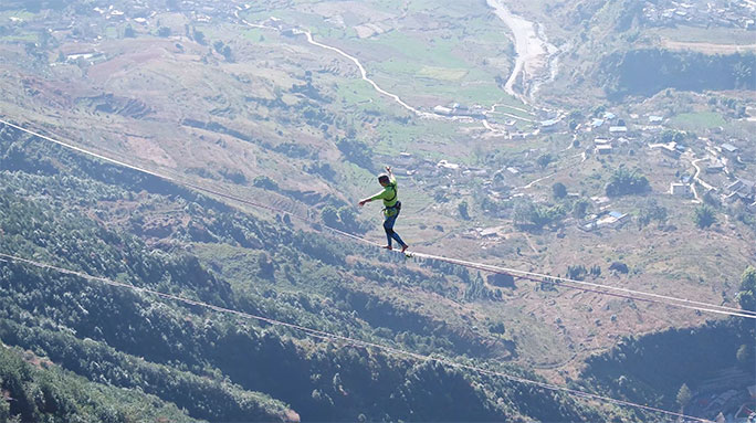 Daredevil completes world’s longest highline walk between two mountains ...