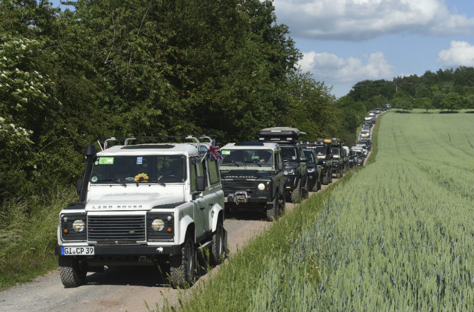 More than 600 cars set new record for largest parade of Land Rovers and ...