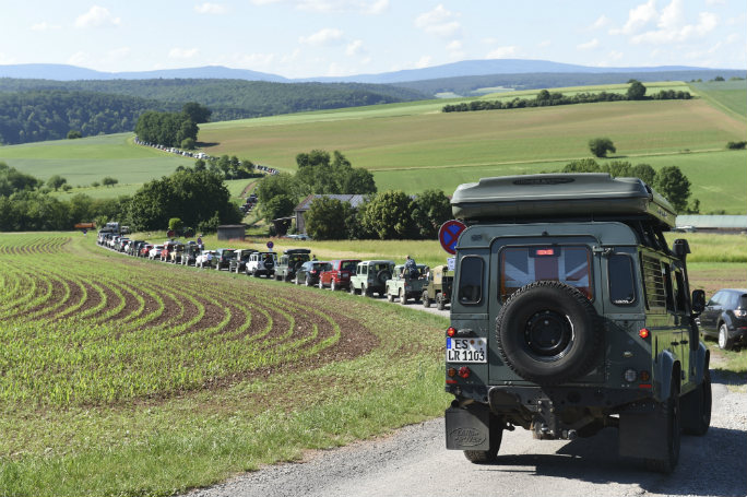 More than 600 cars set new record for largest parade of Land Rovers and ...