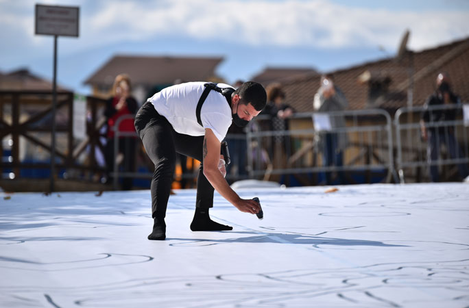 Italian doodle artist FRA! collaborates with Xiaomi to create largest ...