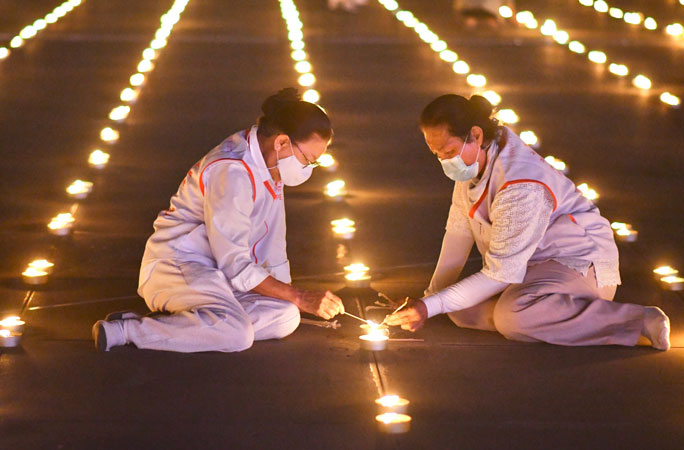 256,477 candles used to make flaming image for World Earth Day ...
