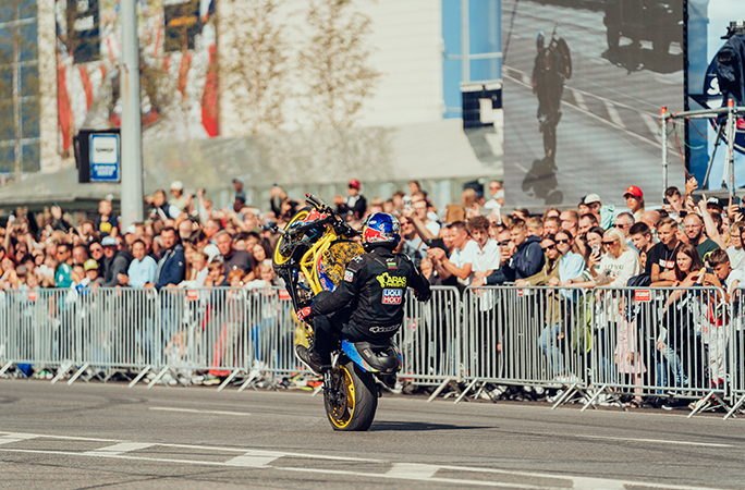 Stunt rider performs longest no-hands motorcycle wheelie ever ...