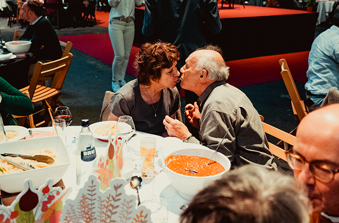 433 pairs break most couples eating single piece of spaghetti record ...
