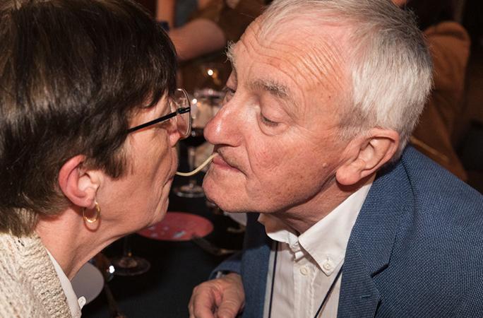 433 pairs break most couples eating single piece of spaghetti record ...