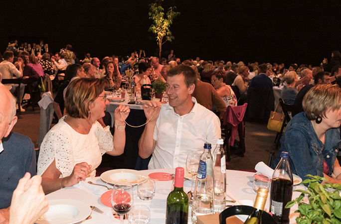 433 pairs break most couples eating single piece of spaghetti record ...