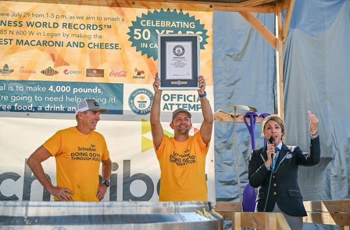 World’s largest macaroni and cheese delights over two thousand people ...