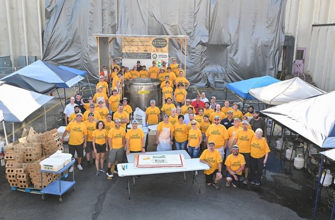 World’s largest macaroni and cheese delights over two thousand people ...