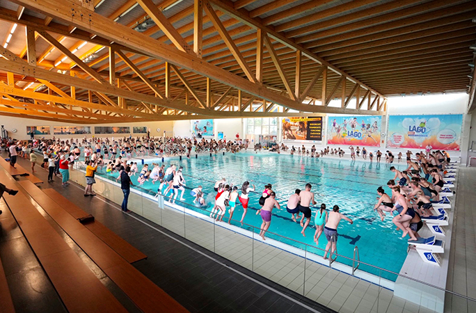 298 people perform cannonball dive to break world record | Guinness ...