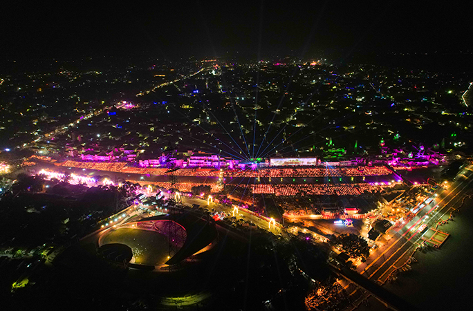 Largest display of oil lamps illuminate Indian city to celebrate Diwali ...