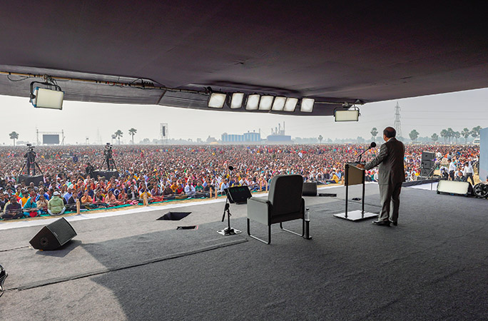 Renowned speaker and author hosts lecture with largest attendance ever ...