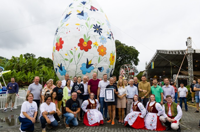World's largest decorated Easter egg - bigger than three giraffes ...