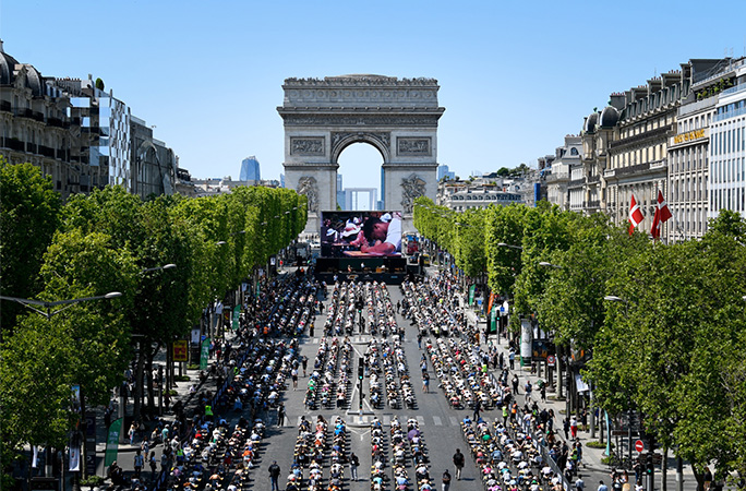 Historic Champs Elysées transformed into open-air classroom for ...