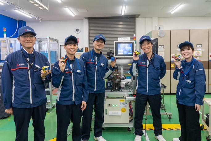 Japanese company's robot solves a puzzle cube in 0.305 seconds to break ...