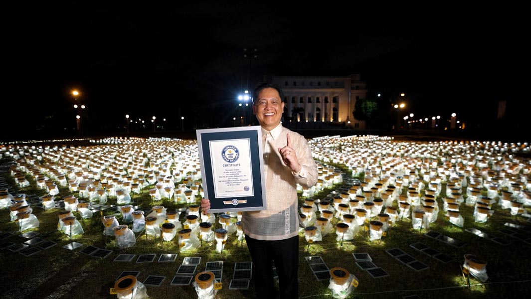 Beautiful display of over 2,000 solar lamps sends message of hope and ...