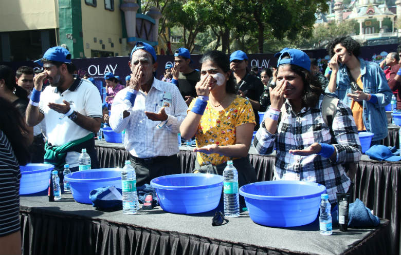 Most people washing their faces simultaneously | Guinness World Records