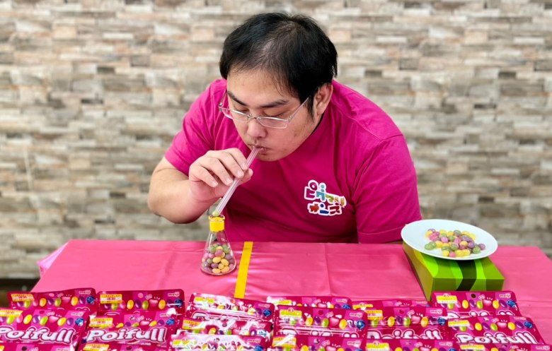 Most jelly beans moved using a straw in one minute | Guinness World Records