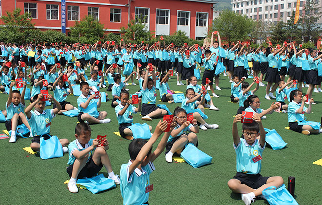 Most people paper cutting/tearing simultaneously | Guinness World Records