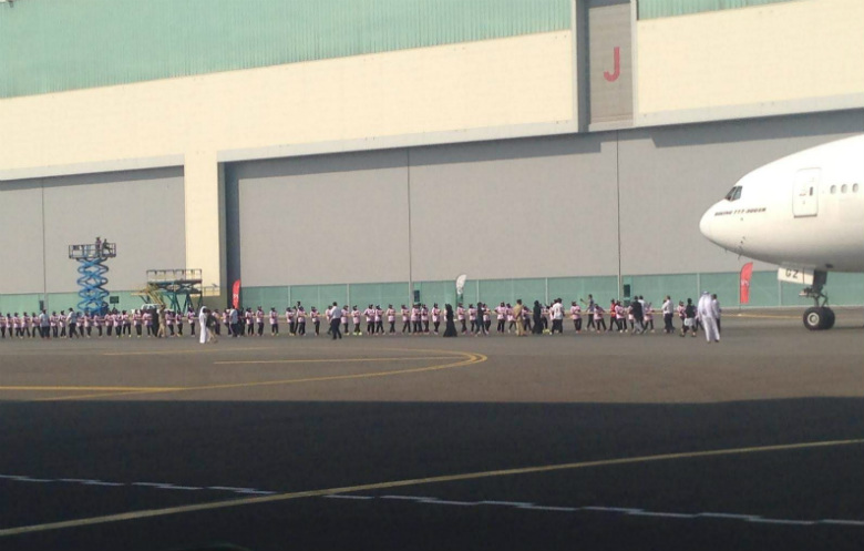 Heaviest aircraft pulled over 100 m by a team (female) | Guinness World ...