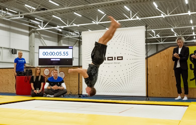 Most backwards somersaults on a trampoline in 30 seconds | Guinness ...