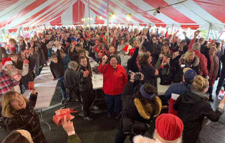 Most people wrapping presents simultaneously | Guinness World Records