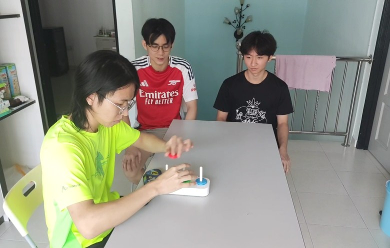 Fastest time to solve a 6 level Tower of Hanoi | Guinness World Records