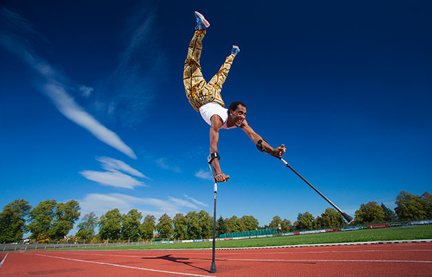 Fastest 100m hand standing on forearm crutches | Guinness World Records
