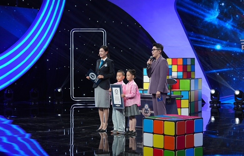 Fastest time to solve a rotating puzzle cube (3x3x3) by a team of two ...