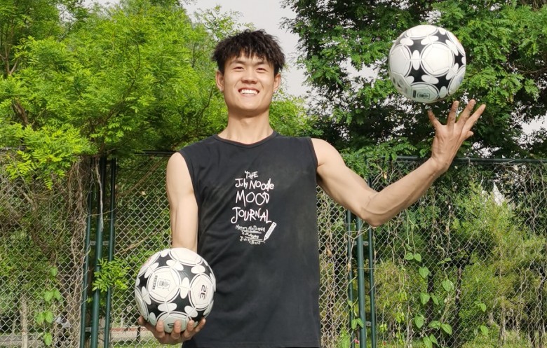 Longest duration juggling five footballs | Guinness World Records