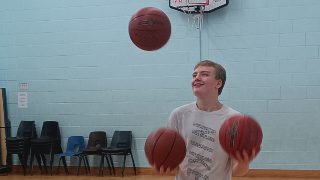 Longest duration juggling with three basketballs | Guinness World Records