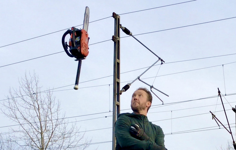 Most consecutive 360 spins whilst juggling a chainsaw and two balls ...