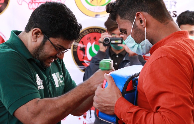 Most full contact punches holding 1kg weights in one minute (male ...