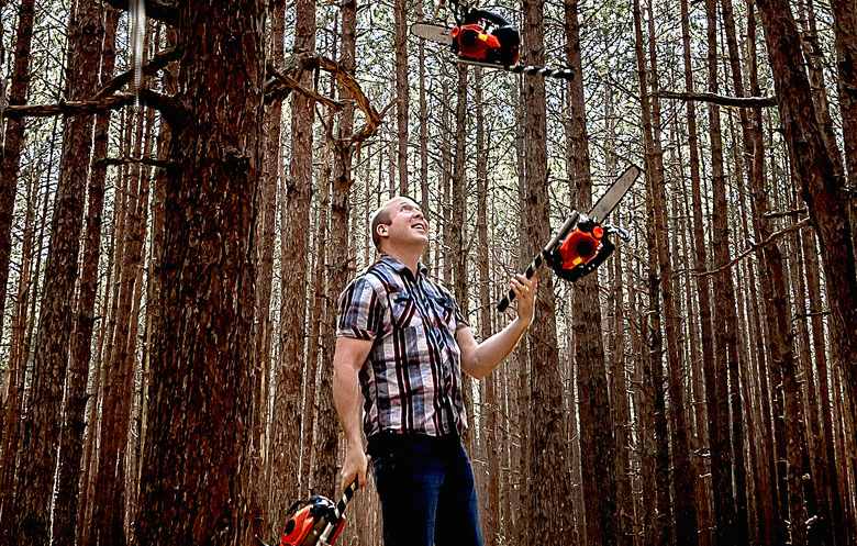 Most consecutive under leg chainsaw juggling catches | Guinness World ...