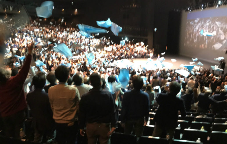 Most people simultaneously throwing napkins | Guinness World Records