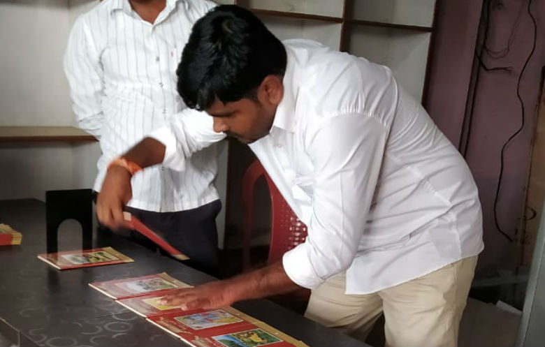 Fastest time to arrange 10 books in alphabetical order (English ...