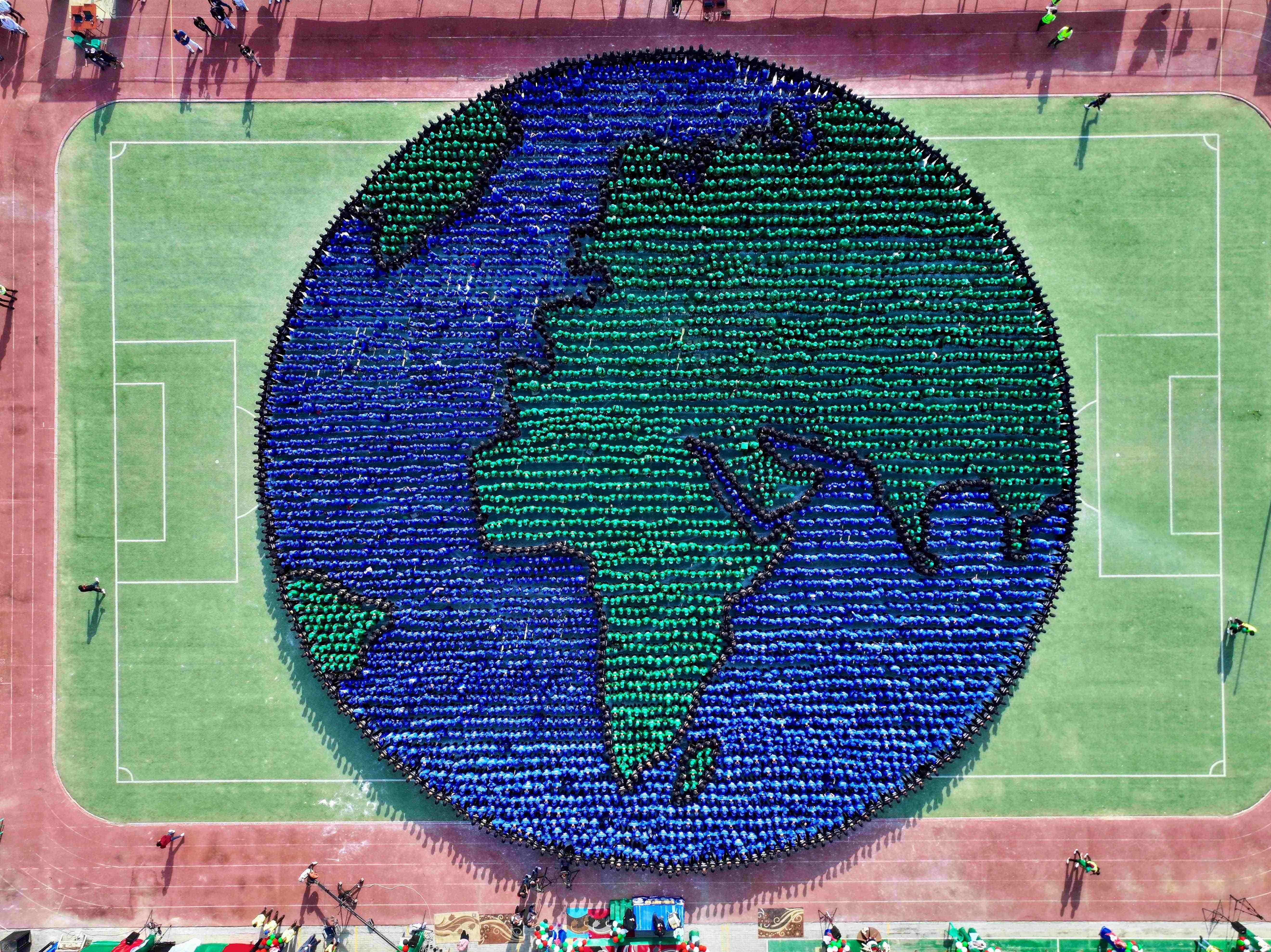 Largest human image of the planet Earth | Guinness World Records