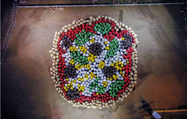 Largest human image of a pizza | Guinness World Records