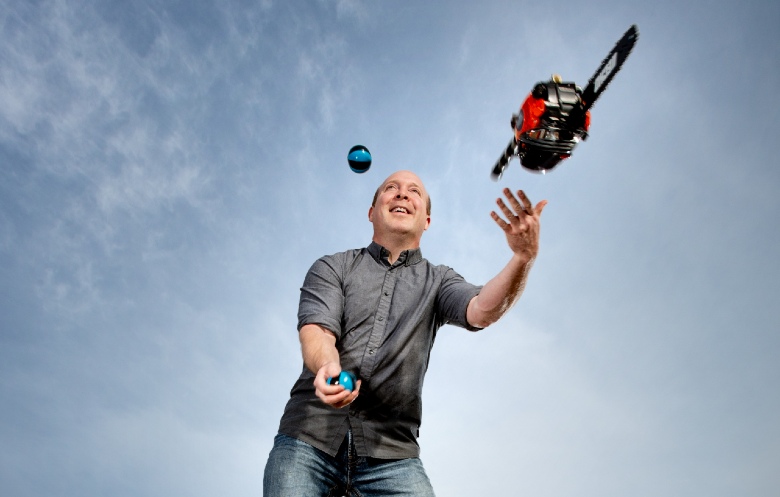 Most consecutive juggling catches of a chainsaw and 2 balls on a ...
