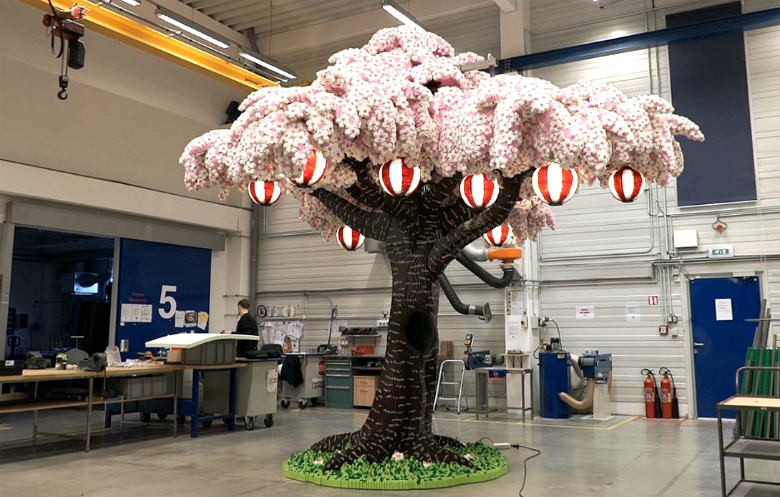 Largest LEGO® brick cherry blossom tree (supported) | Guinness World ...