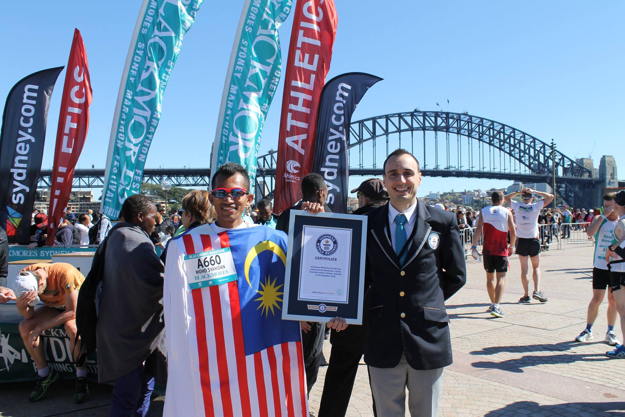 Fastest marathon dressed as a flag (male) | Guinness World Records