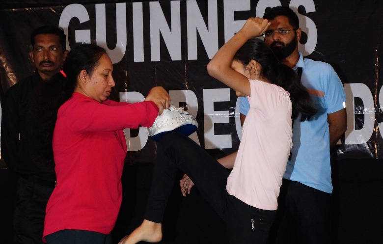 Most full contact knee strikes in three minutes (one leg) (female ...